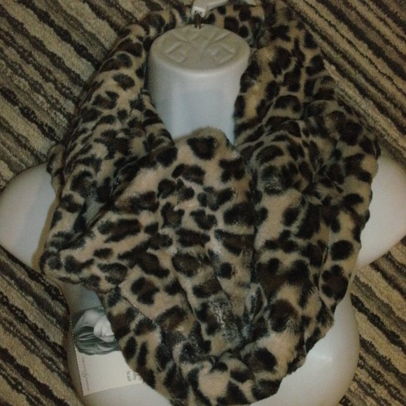 Jaclyn Smith | Accessories | Nwt Leopard Animal Print Faux Fur Soft ...